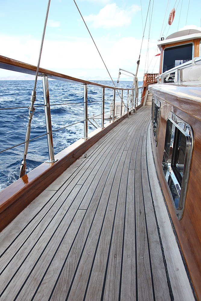 Enhancing Your Sailing Experience with an Outboard Motor